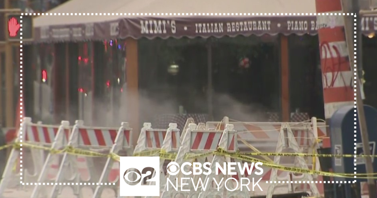 Steam line rupture prompts evacuation in Midtown East - CBS New York