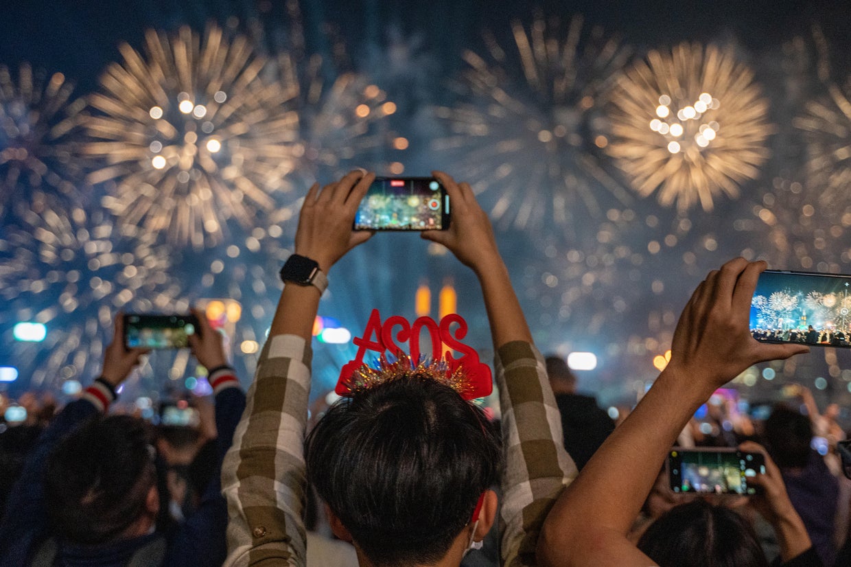 Ringing in 2024: New Year's Eve photos from around the world - CBS News