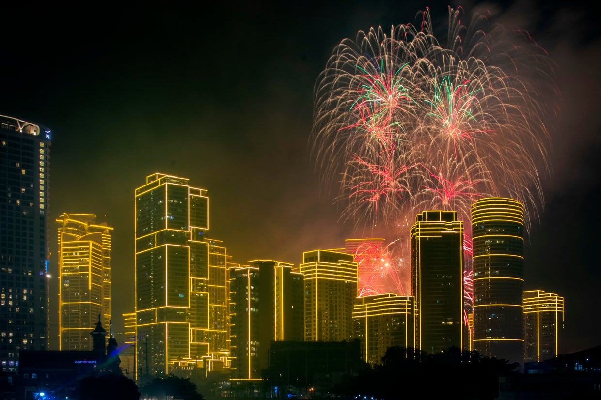 Ringing in 2024: New Year's Eve photos from around the world - CBS News