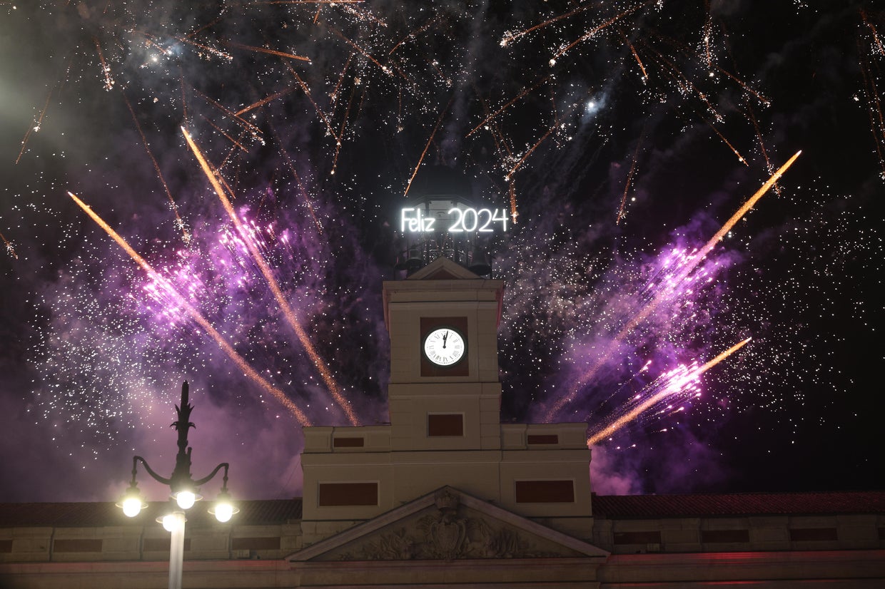 Ringing in 2024: New Year's Eve photos from around the world - CBS News