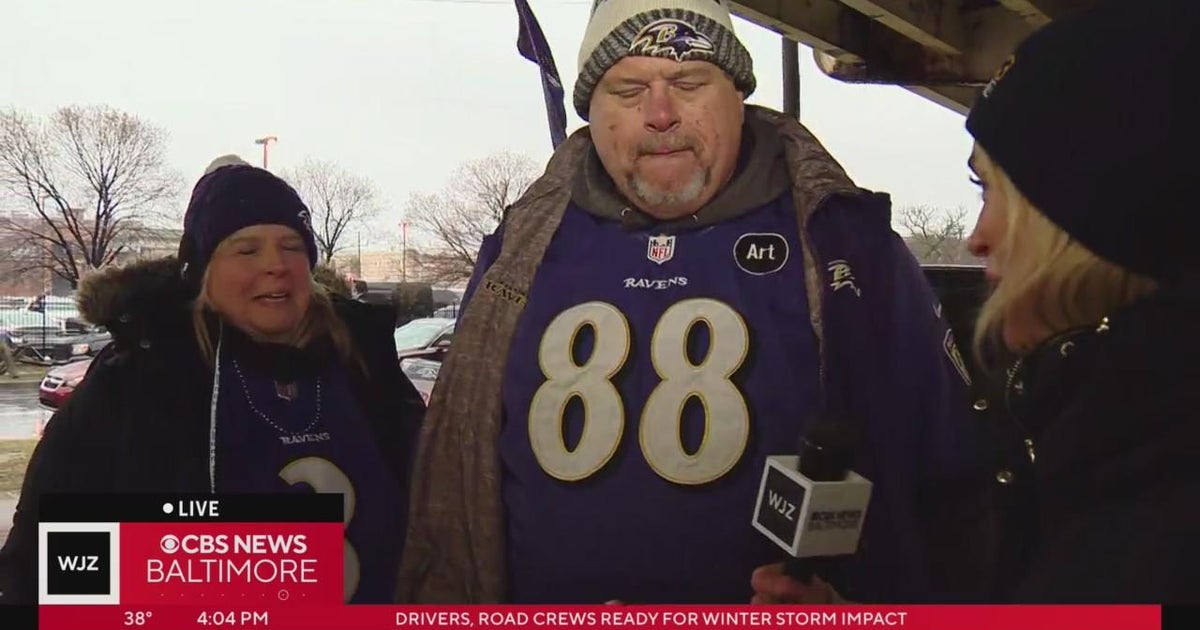 Fans brave the cold, rainy weather to see Ravens - CBS Baltimore