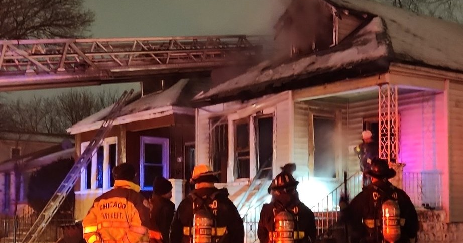 Woman in hospital after fire in houses on Chicago's South Side - CBS ...