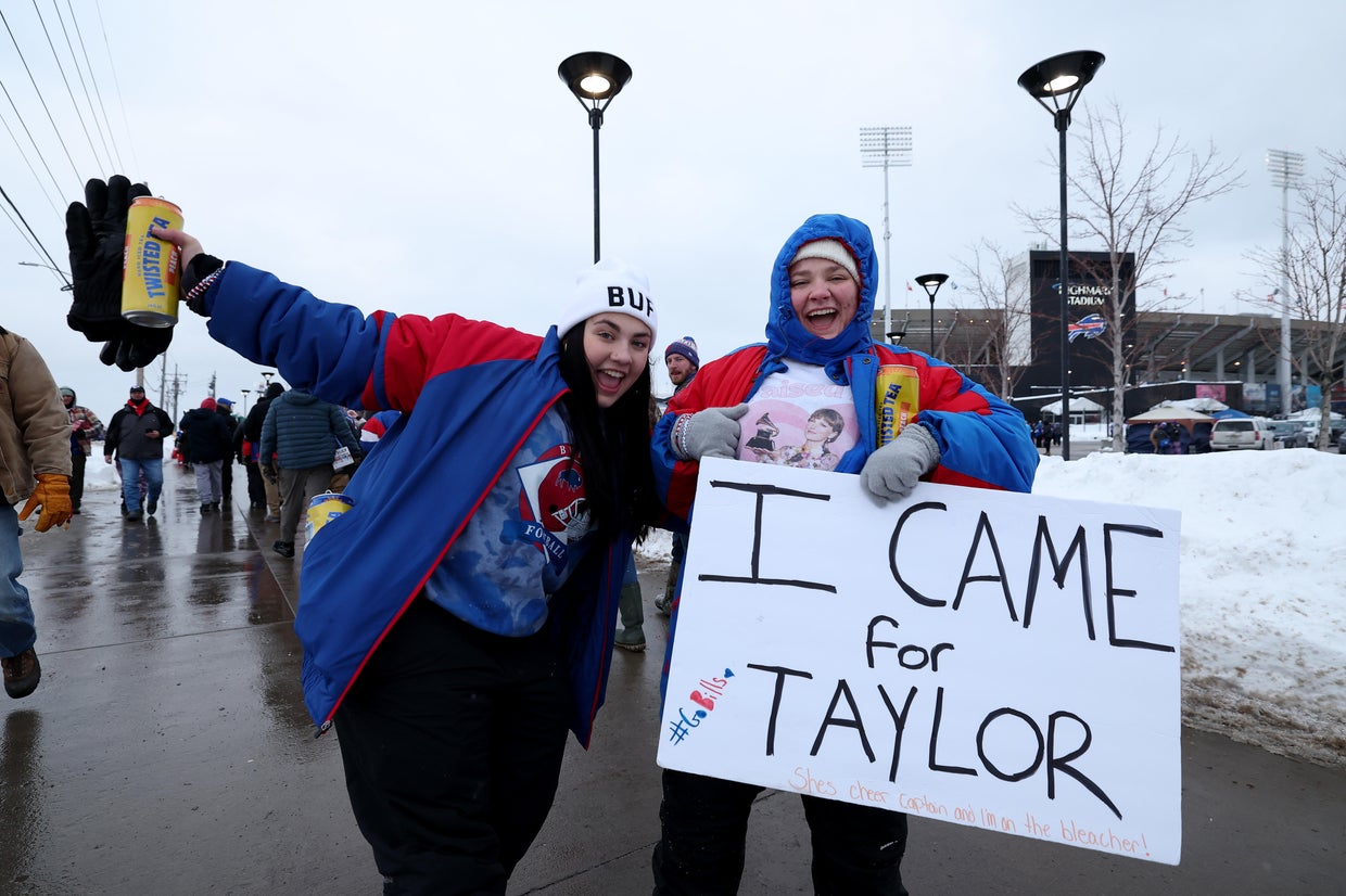 Taylor Swift attends Kansas City Chiefs playoff game against the ...
