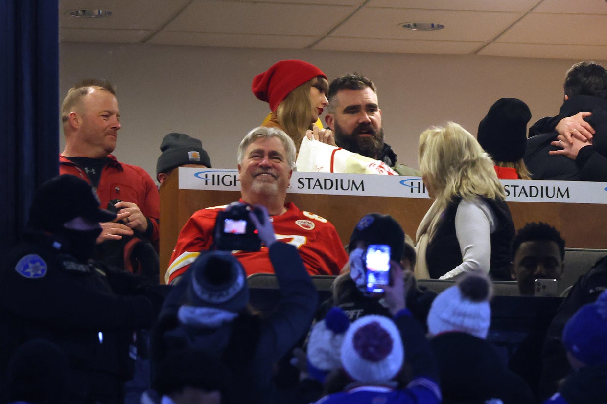 Jason Kelce tailgates with Buffalo Bills fans, cheers on brother Travis ...