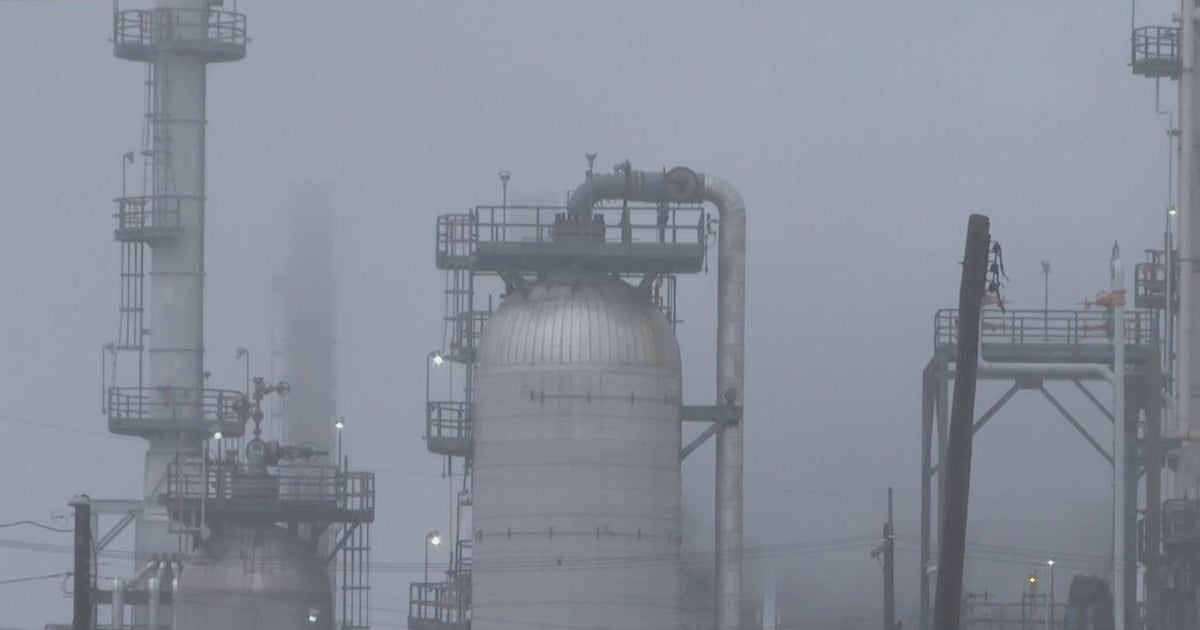 Leak from Northwest Indiana oil refinery storage tank causes odor in south suburbs - CBS Chicago