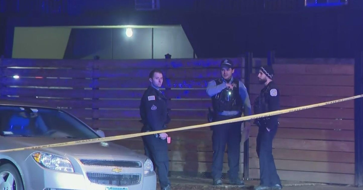 Attempted robbery ends in shootout on Chicago's North Side - CBS Chicago