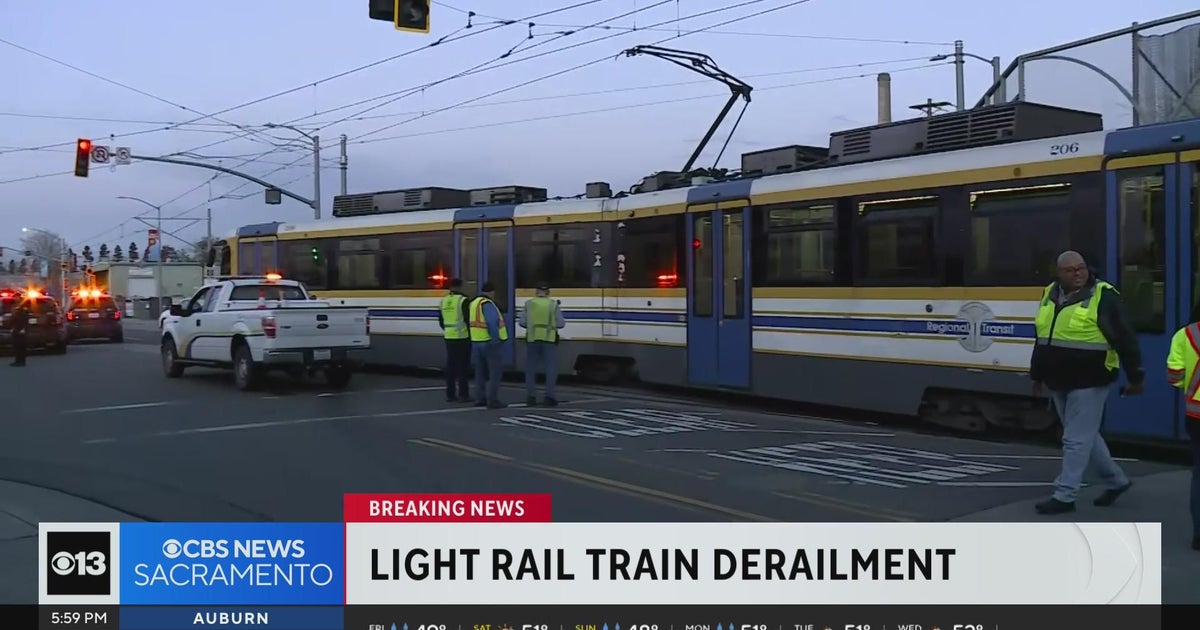 Sacramento RT light rail train derails in downtown area - CBS Sacramento