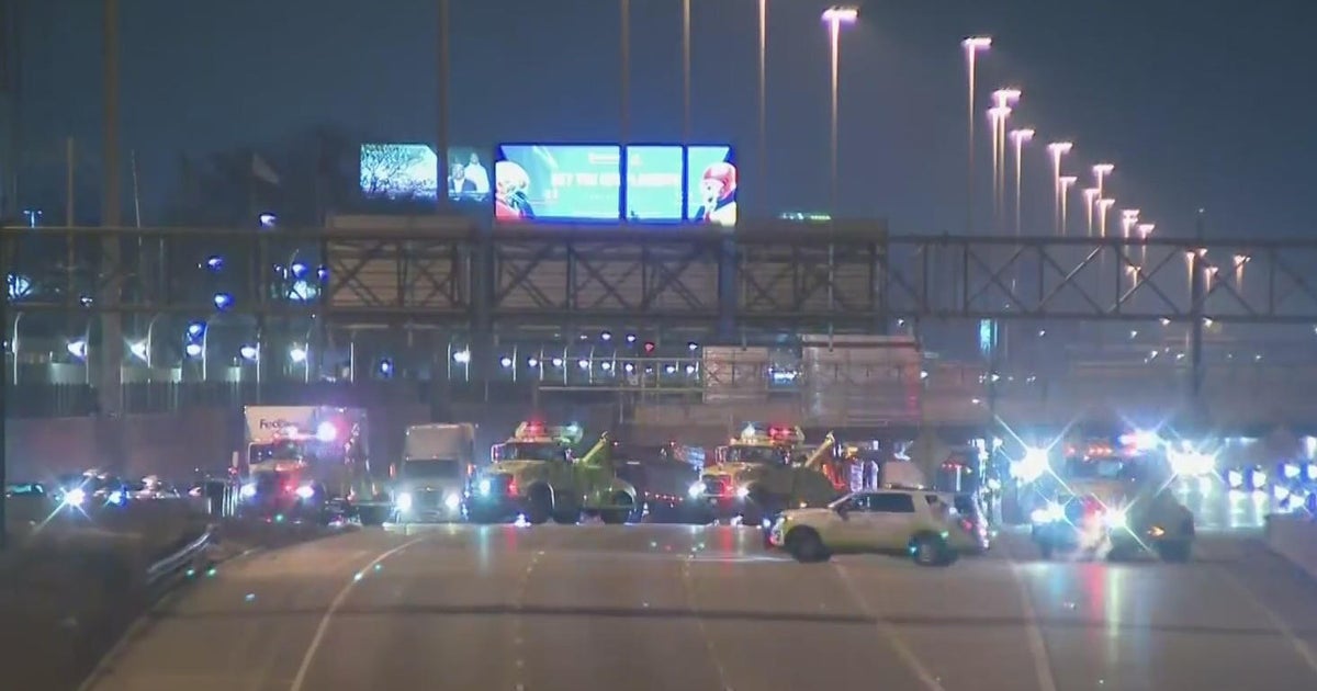 Driver killed after crashing into median wall on Chicago expressway ...