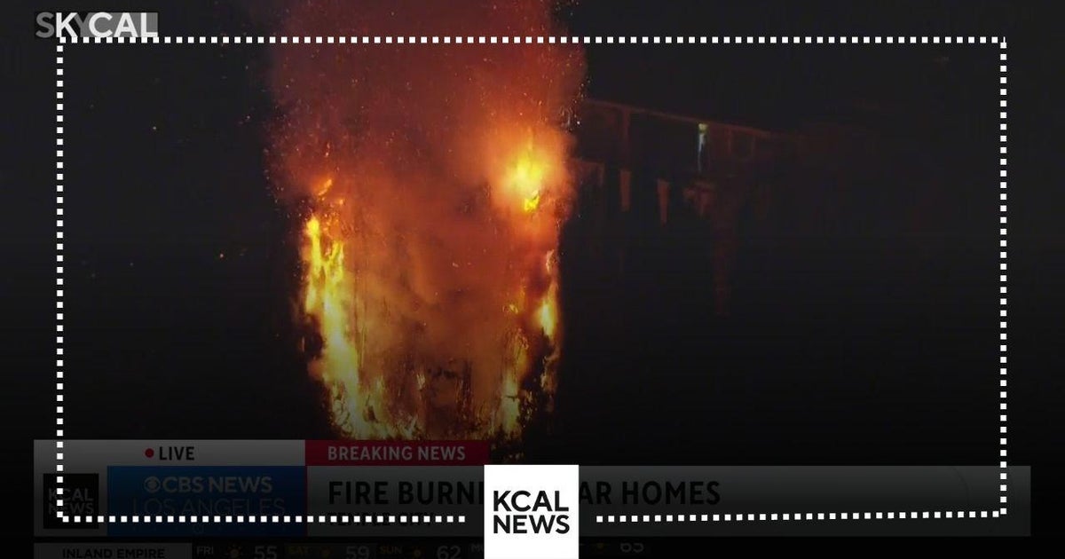 Fire burning near homes in Temple City - CBS Los Angeles