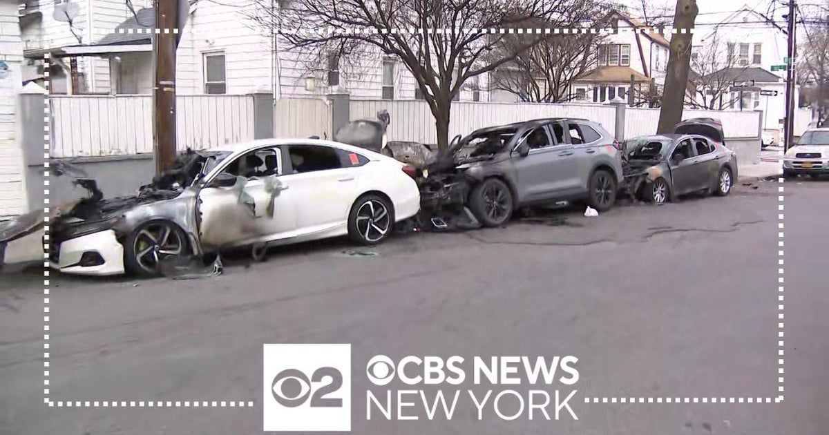 Surveillance video shows cars being set on fire in Queens - CBS New York