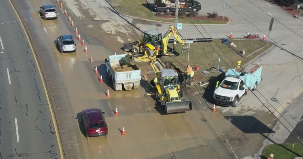Water main break creates mess on McKnight Road - CBS Pittsburgh