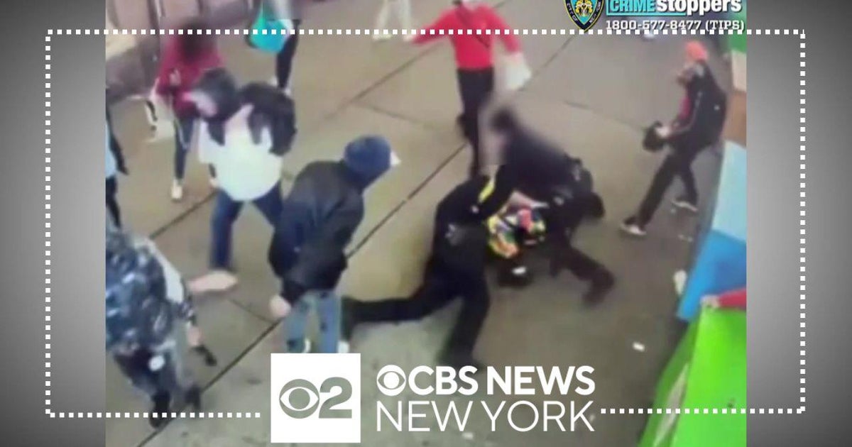 Times Square police assault suspect released on bail - CBS New York