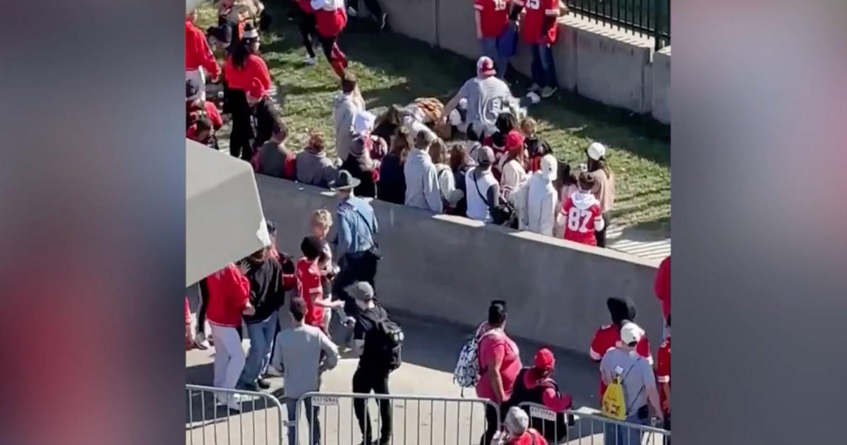 Bystanders tackle armed man running away from Kansas City Chiefs parade ...