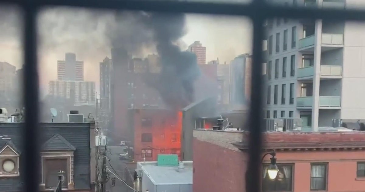 Fire breaks out in residential building on Chicago's North Side - CBS ...
