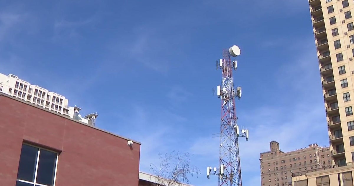 Investigation under way after widespread AT&T cellular outage - CBS Chicago