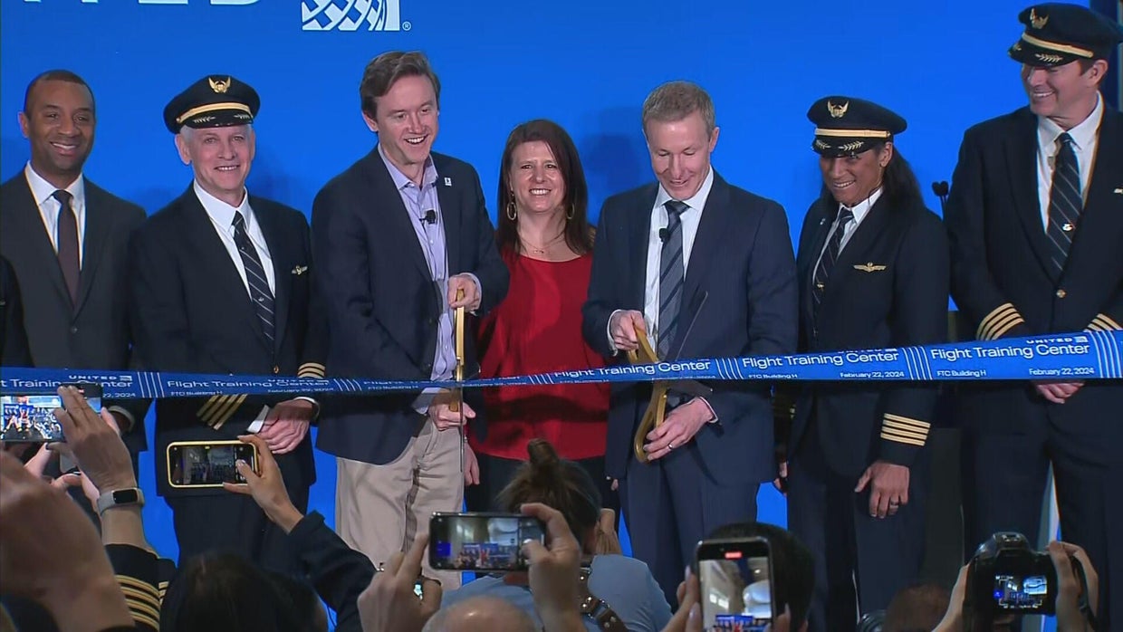 United Airlines unveils new flight training center in Denver - CBS Colorado