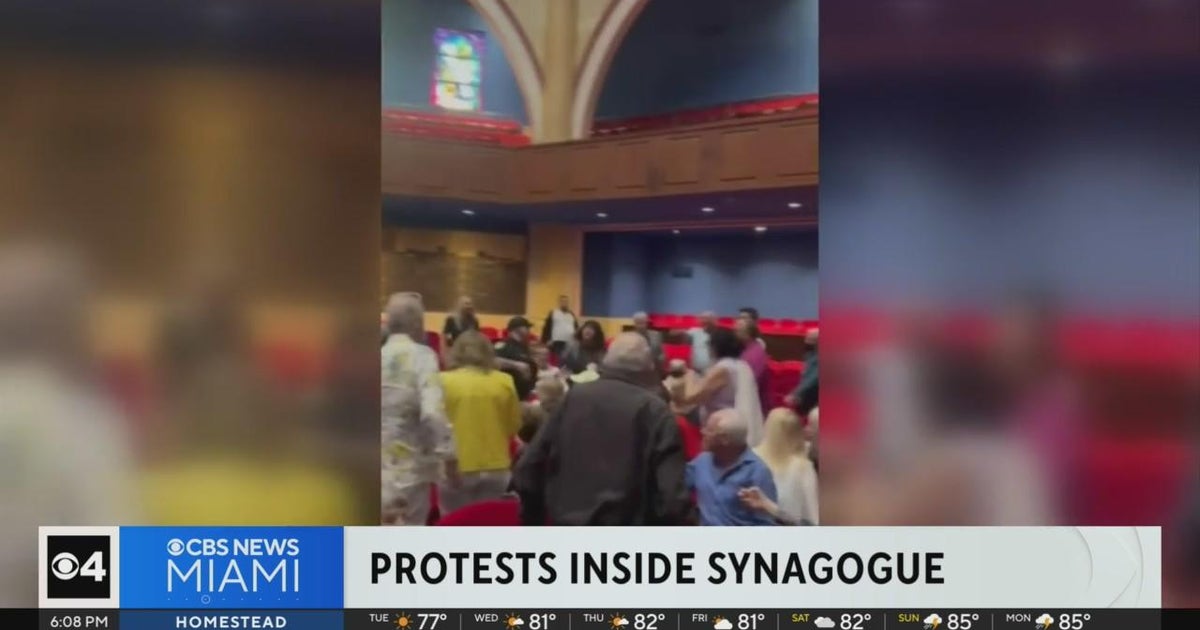 Miami Beach pro-Palestinian protest spills inside synagogue - CBS Miami