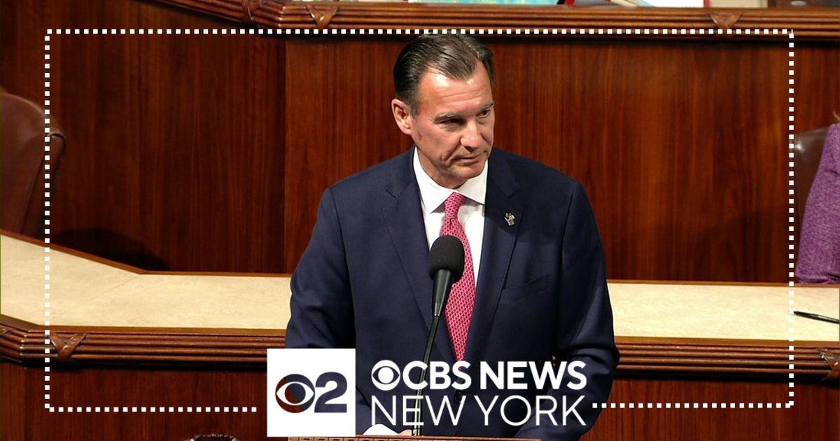 Democrat Tom Suozzi sworn back into Congress - CBS New York