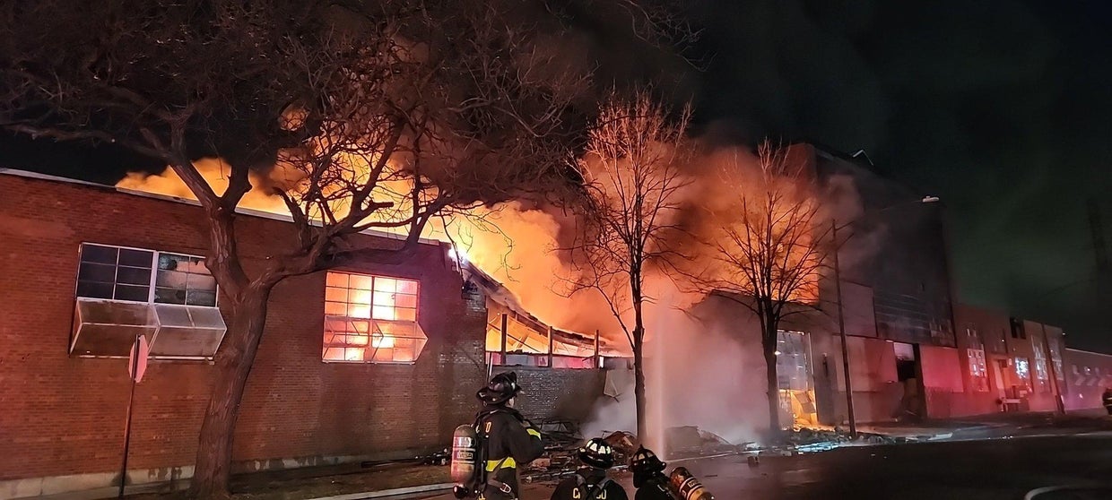 Chicago firefighters battle massive warehouse fire on Near West Side ...