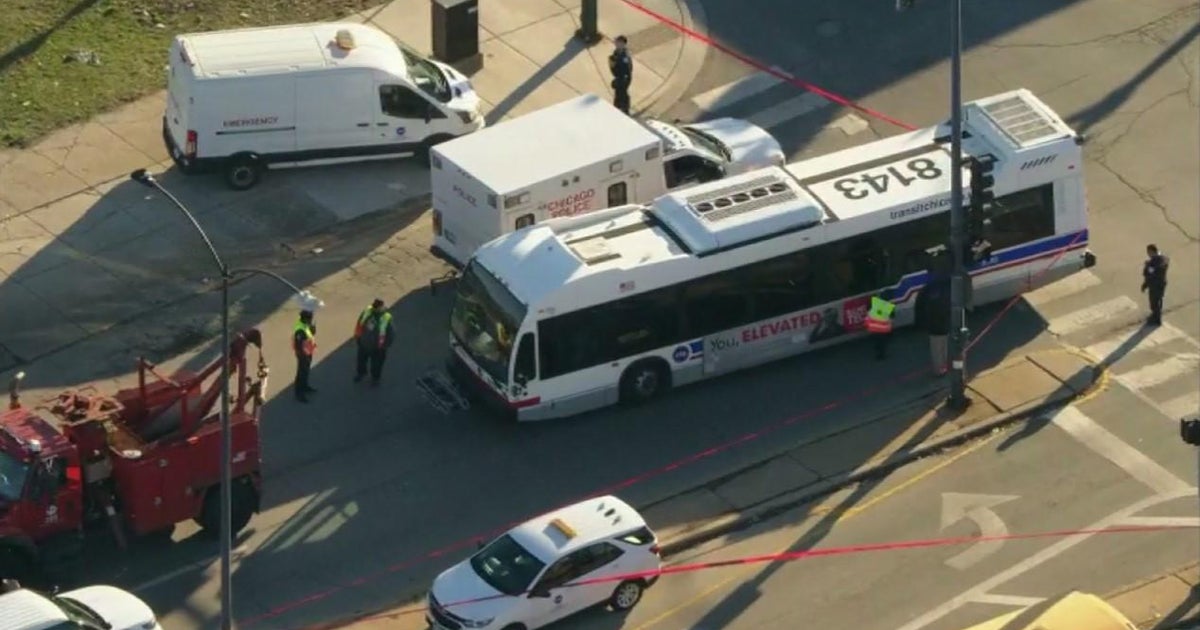 CTA bus hits pedestrian on West Side of Chicago - CBS Chicago