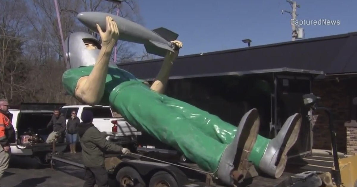 Iconic Gemini Giant statue is on the move in Wilmington, Illinois - CBS ...