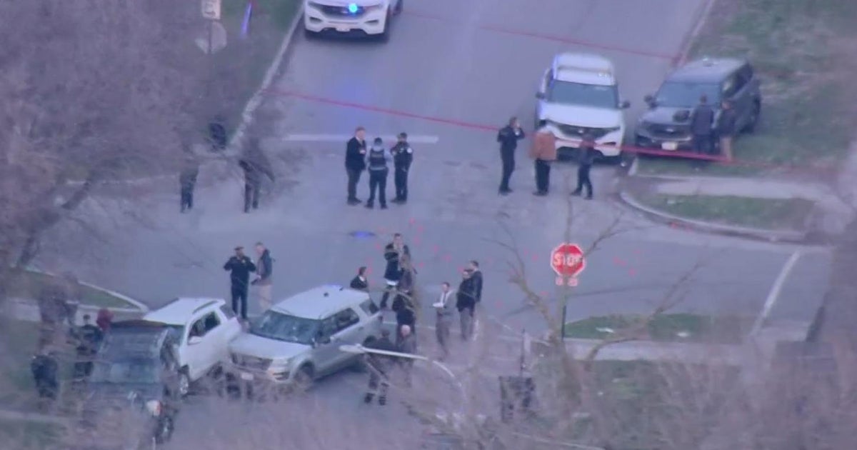 Chicago police officer shot on city's West Side - CBS Chicago