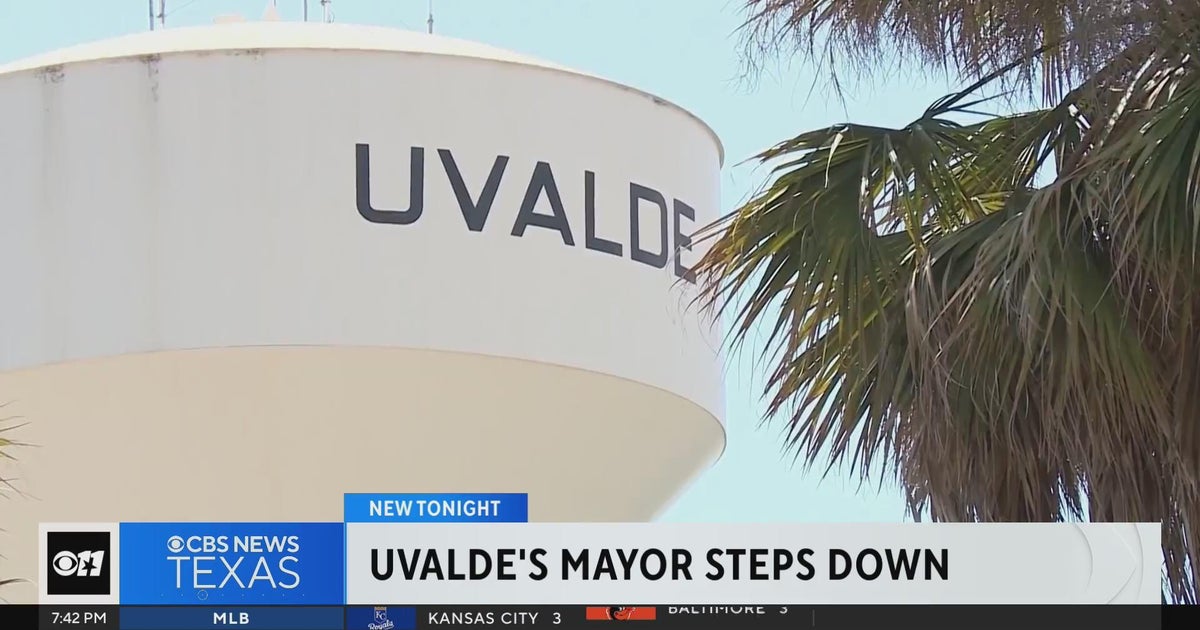 Uvalde's mayor steps down - CBS Texas