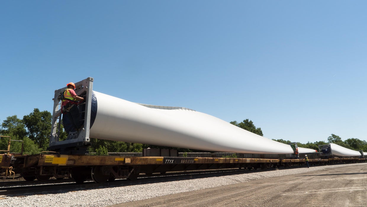 Longest turbine blades hauled via rail leave Colorado - CBS Colorado