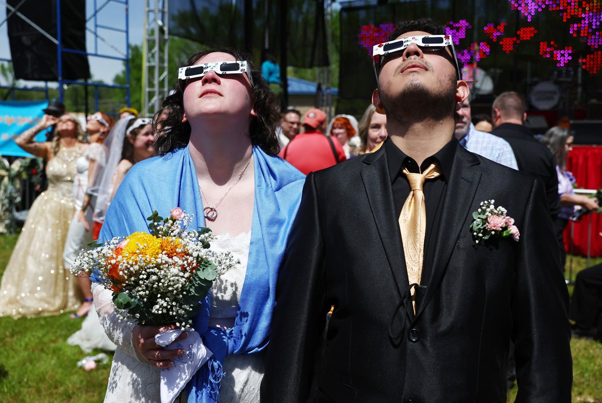 Photos from total solar eclipse show awe as moon covers sun - CBS News