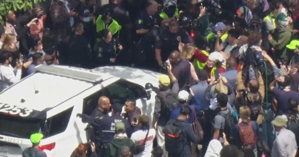 USC campus police and pro-Palestinian protesters face off - CBS Los Angeles
