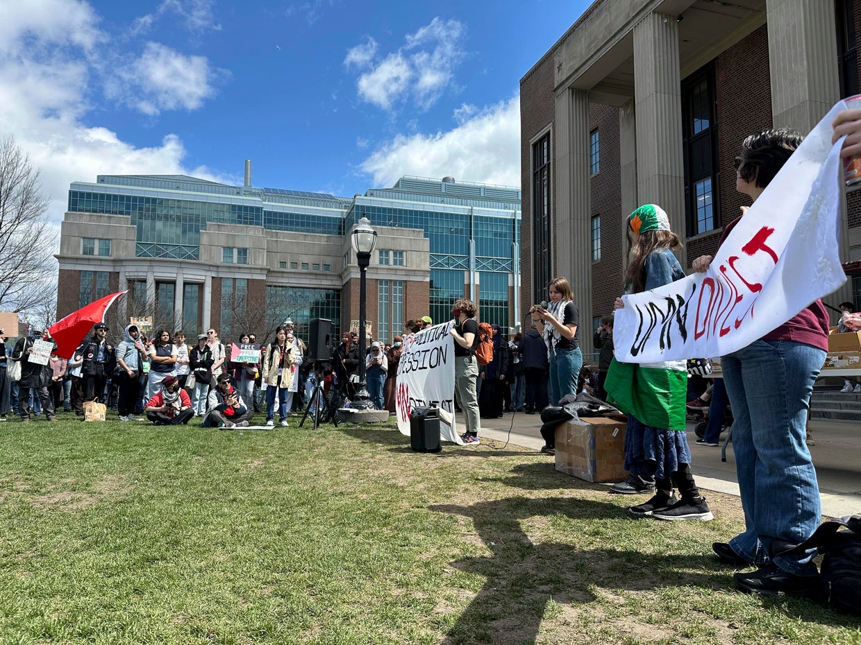 As protests continue, Ilhan Omar says Democrats' position on Israel ...