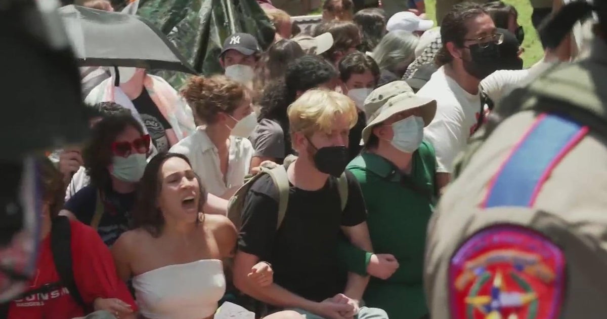 Protest encampment forcibly dismantled, arrests made at UT Austin - CBS ...