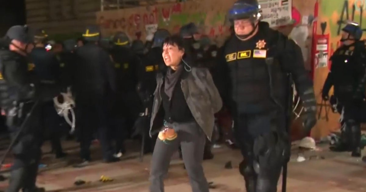 Police making arrests at UCLA encampment - CBS News