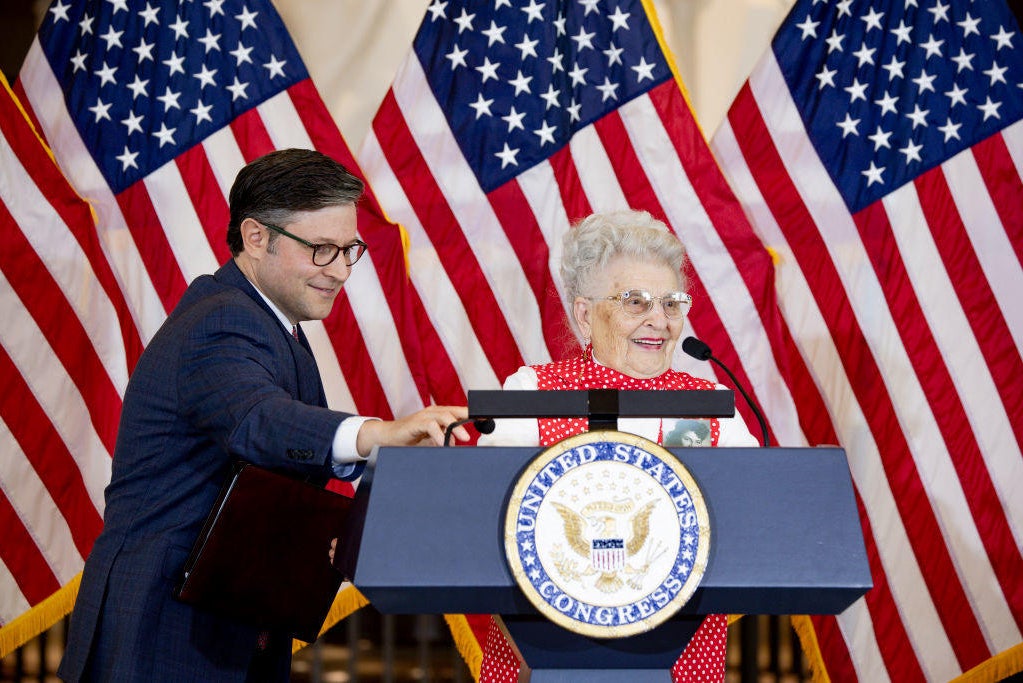 98-year-old "Rosie" Mae Krier revels in accepting Congressional Gold ...
