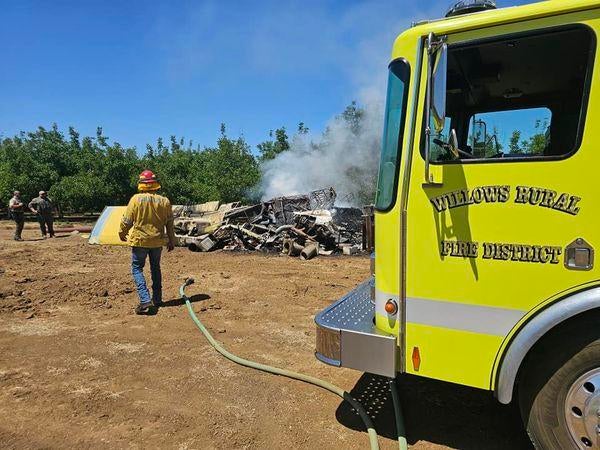Pilot survives fiery plane crash in Northern California farmland - CBS ...