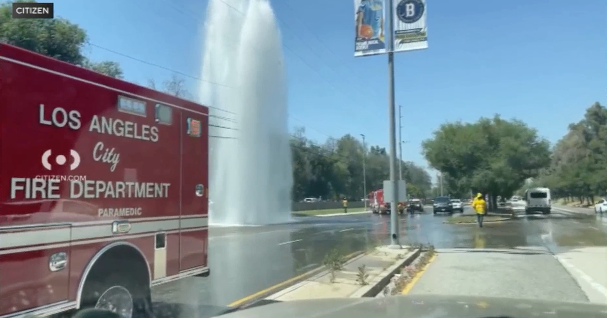 Sheared fire hydrant gushes water in Encino - CBS Los Angeles