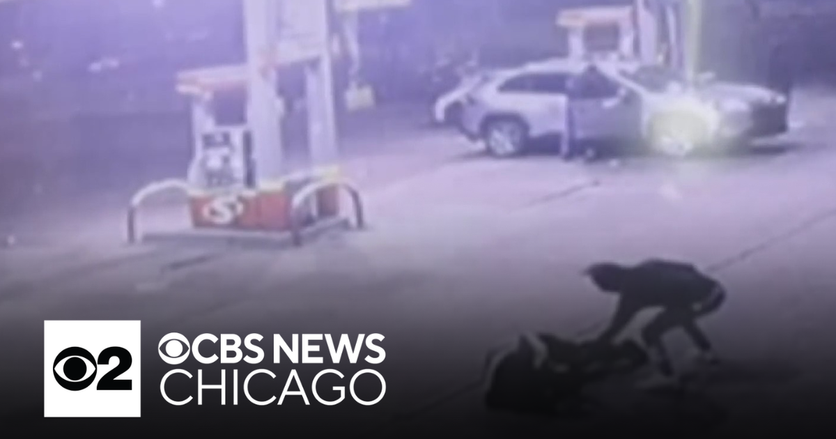 Gunman shoots, robs man at Chicago gas station - CBS Chicago