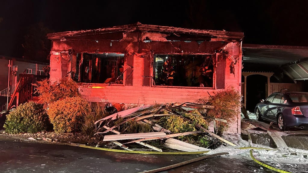 1 dead following overnight mobile home fire in Pleasanton - CBS San ...
