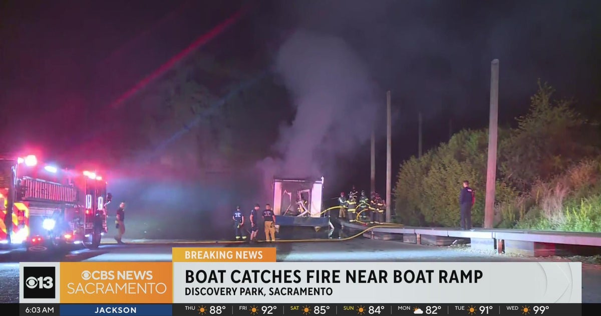 Boat catches fire near Sacramento boat ramp - CBS Sacramento