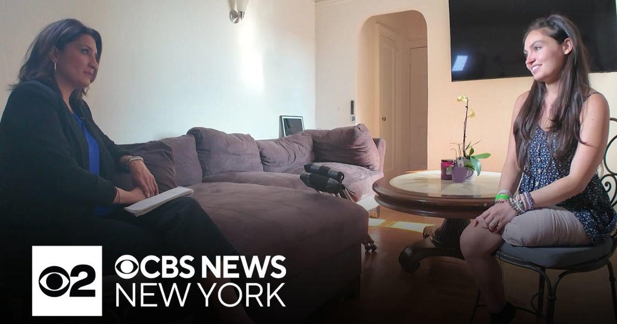 NYC woman's leg severed after falling onto train tracks - CBS New York