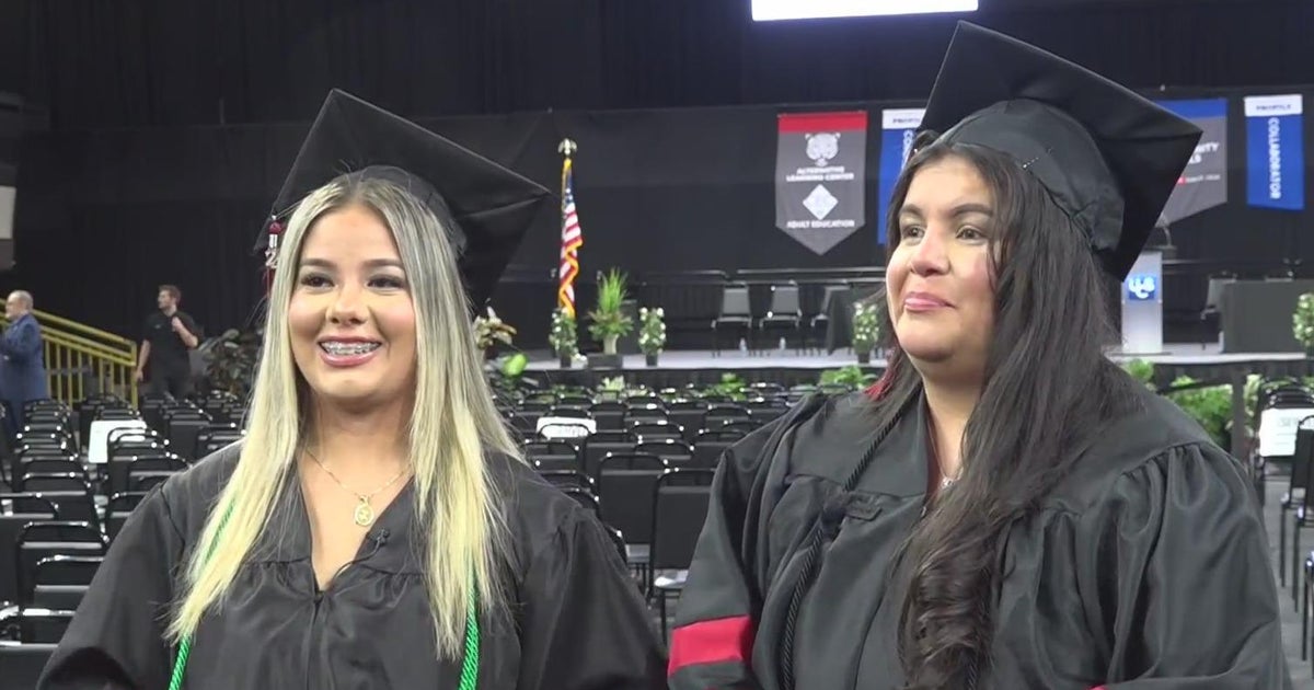Michigan mother, daughter graduate high school together - CBS Detroit