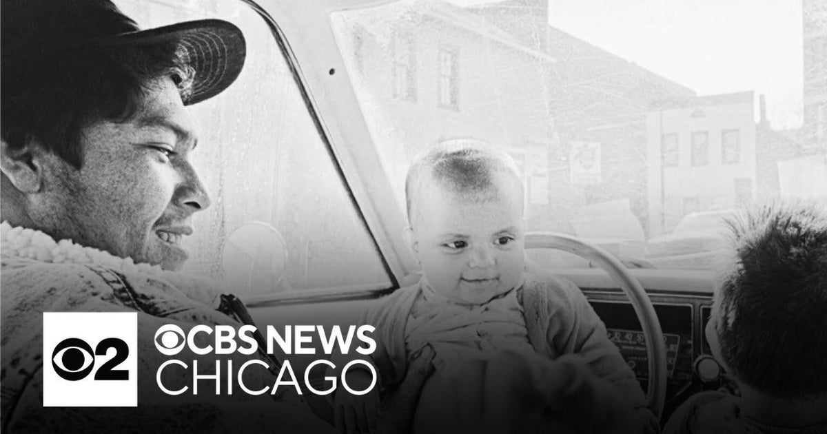 Chicago photographer and subjects reunite after 30 years - CBS Chicago
