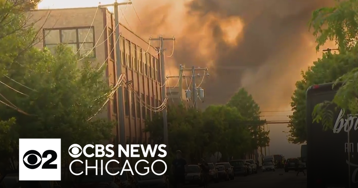 Huge pallet fire seen from miles on Chicago's West Side - CBS Chicago