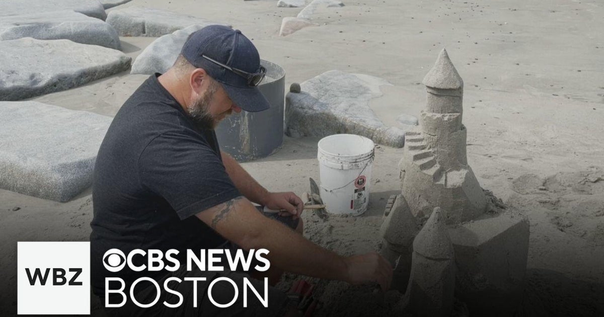 Professional sculptor Greg Grady creates sandcastle at Hampton Beach ...