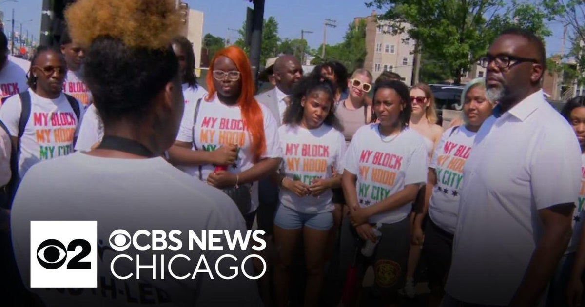 Youth guides lead walking tours on West Side - CBS Chicago
