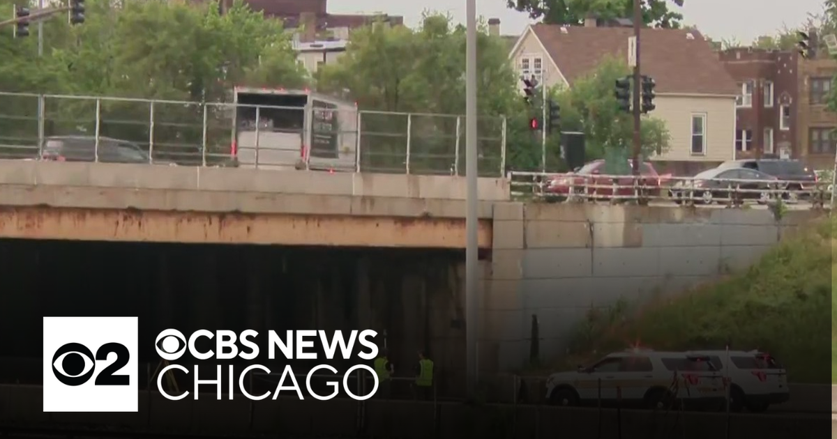 Crash shuts down Eisenhower Expressway in Chicago - CBS Chicago