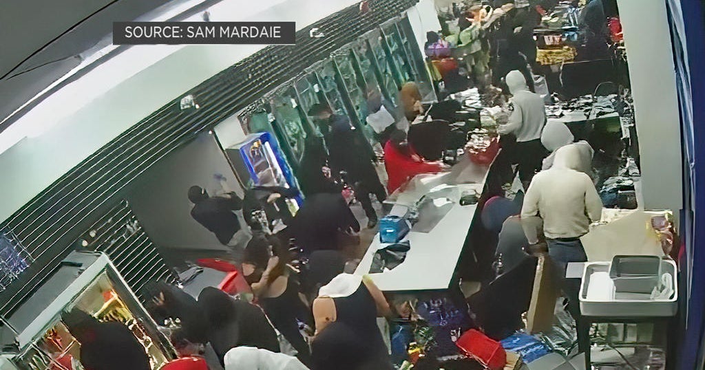 Shocking video shows dozens ransacking Oakland convenience store - CBS ...