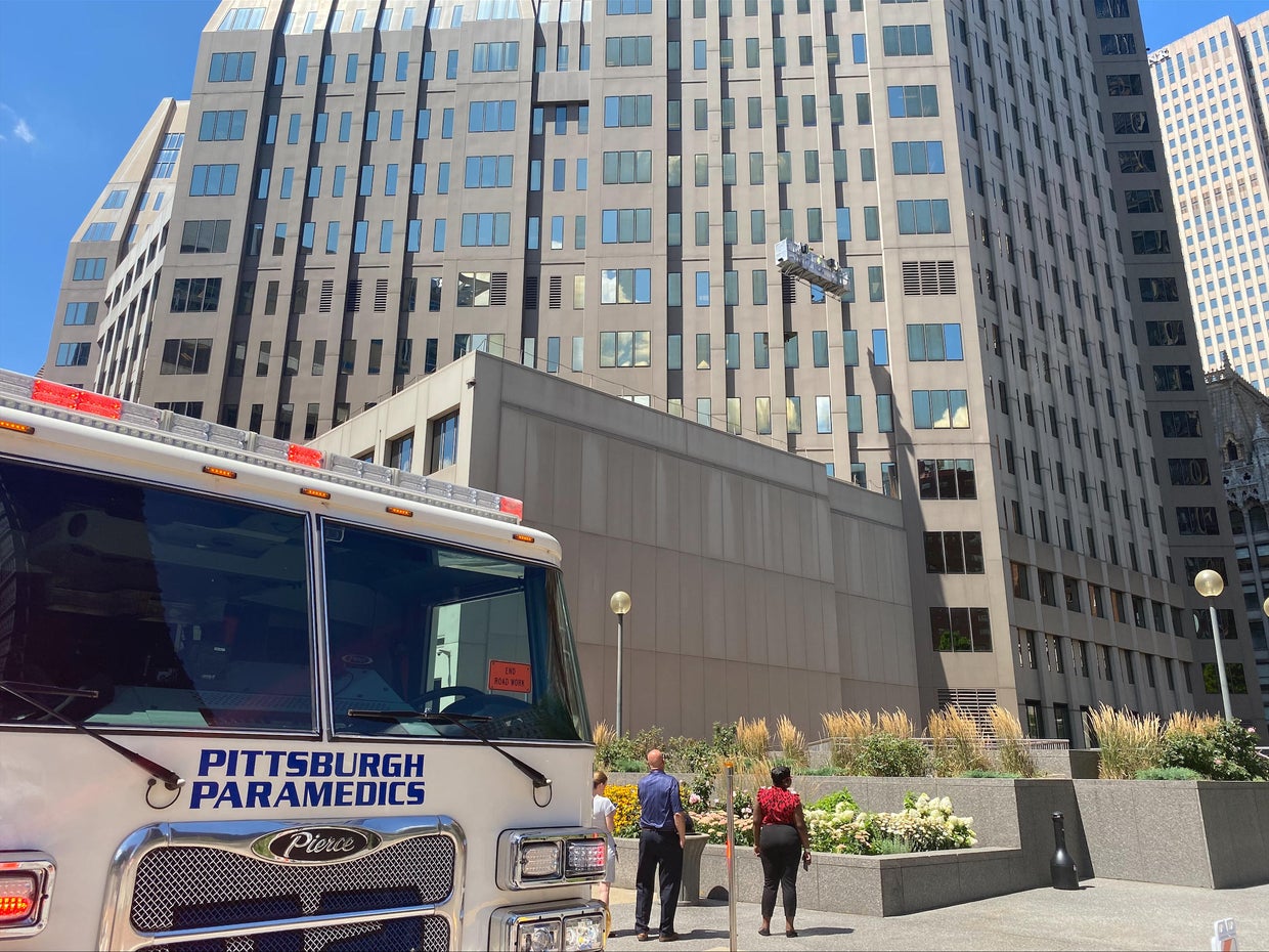 Window washers rescued after being trapped on stalled scaffolding in ...