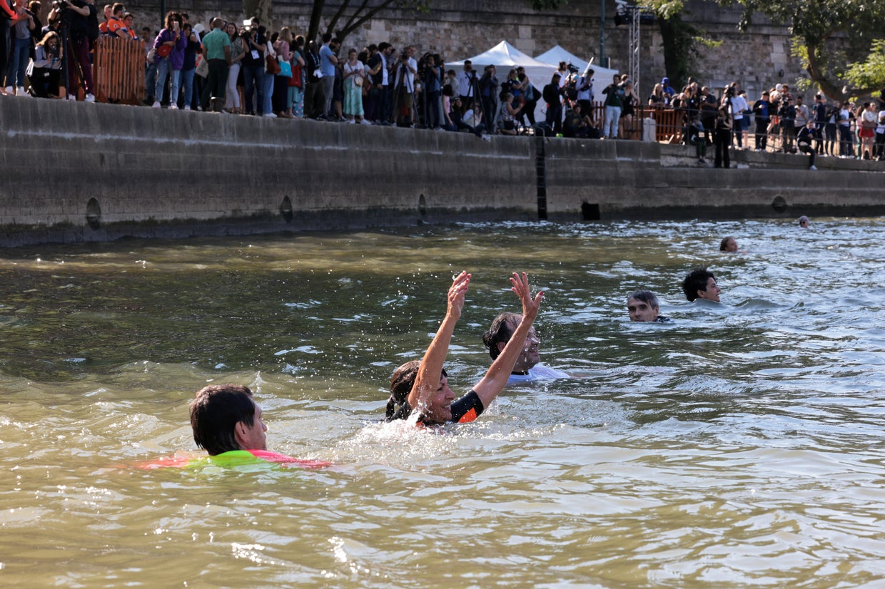 Paris Mayor Anne Hidalgo makes good on vow to swim in the Seine river ...