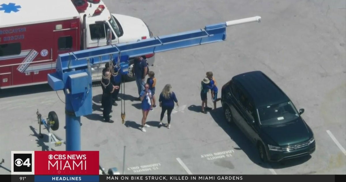 Boy suffers superficial shark bite in Key Biscayne - CBS Miami